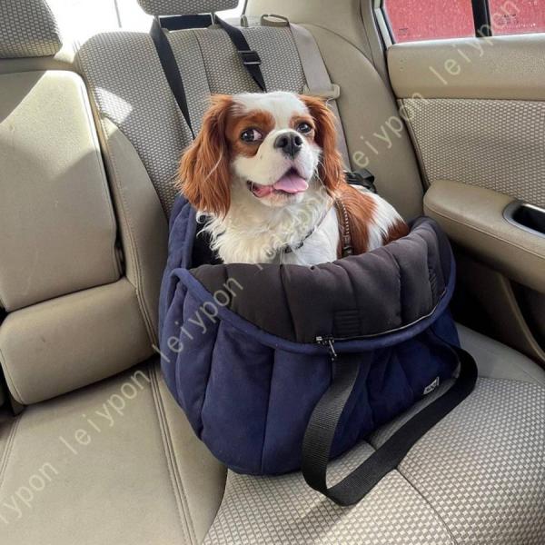車の中に愛犬の安全な特等席を。 ふんわり心地よい車内用ベッドでたくさんお出かけしよう。オールシーズン使える素材感安心の安全設計飛び出しを防ぐリード付きです底面には滑り止め付き■犬、猫にもピッタリです。■サイズ：S:30*40*35cm（推奨...