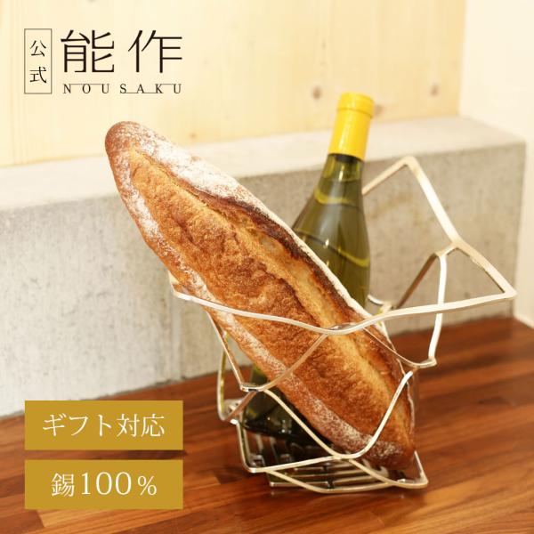 KAGOは錫100％の特性であるやわらかさを最大限に生かした商品です。通常の錫製品は硬度を持たせるため他の金属を加えますが、能作では何も加えず、錫100%なので柔軟性があり曲げることができます。縦横に引っ張ったり曲げたりすることで、かご状に...