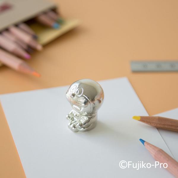 愛嬌のあるドラえもんのペーパーウェイトです。仕事が忙しいときでもデスクにドラえもんがいることであなたもまわりも癒してくれます。また、持ち運べる大きさなのでいつでもミニサイズのドラえもんがあなたのそばに。■ 能作  ドラえもんペーパーウェイト...