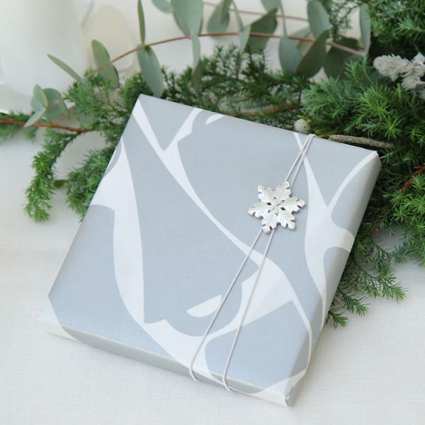 【発売日：2021年11月03日】【錫製チャームサイズ】H2　φ30※画像はイメージです。箱サイズにより紐のかけ方は変わります。※ラッピングオプションのため、この商品だけでのご注文は承ることができません。必ず他の商品と合わせてご注文下さい。...