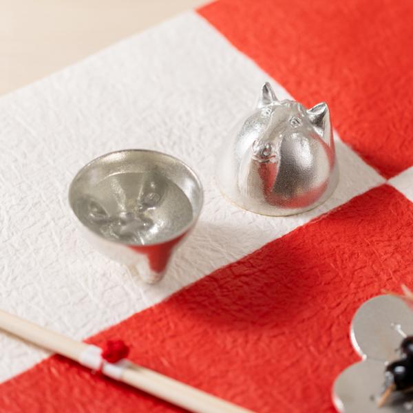 【サイズ】H38　φ60【満水容量】60cc【箱サイズ】H43　W87　D87【箱入重量】130g【素材】錫100%【箱仕様】化粧箱※サイズはmmでの表記となります。※Hは底面から縁までの高さとなります。※全て手仕事で製造しているため、　サ...