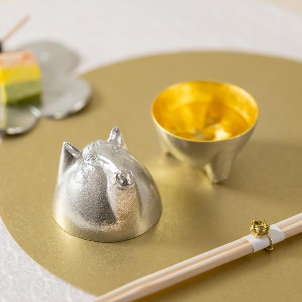 【サイズ】H38　φ60【満水容量】60cc【箱サイズ】H43　W87　D87【箱入重量】130g【素材】錫100%、金箔【箱仕様】化粧箱、内容数1ヶ※サイズはmmでの表記となります。※Hは底面から縁までの高さとなります。※全て手仕事で製造...