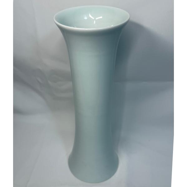 景徳鎮の白磁花入です 未使用のまま保管されていたお品で 状態は非常に良好です 透き通るような純白の肌と 流れるようなラッパ型の曲線美が特徴的です 底面と共箱の蓋に す と読める個性的な銘がございます シンプルで上品な佇まいは どんな花も引き...