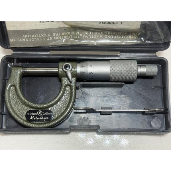 ミツトヨ（Mitutoyo）の標準外側マイクロメーター「No.103-137（M110-25）」です。測定範囲は0-25mm、最小読取値は0.01mmとなります。本体に若干の使用感やスレは見受けられますが、測定器としてまだまだお使いいただけ...