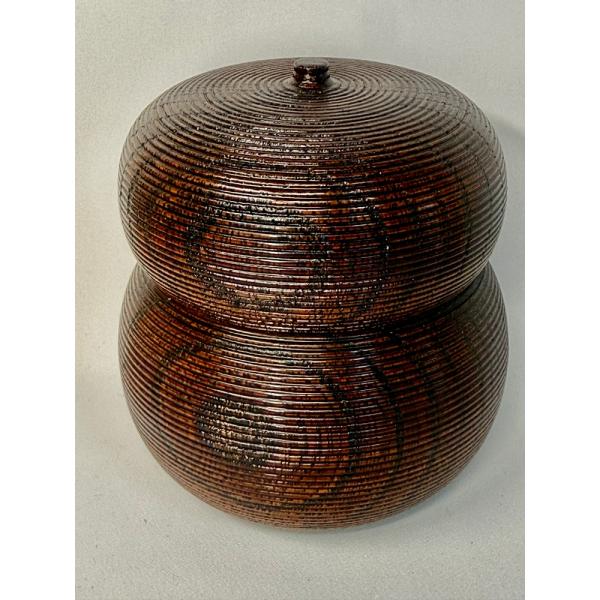 京塗師 川瀬表完（かわせひょうかん）作の瓢茶入です 表面は精緻な千筋（せんすじ）仕上げで 木目の美しさが際立ちます 最大の見所は蓋を開けた合口部分で 豪華な蔦唐草の金蒔絵が隠されています 外観の侘びた風情と見えない部分の華やかさという「粋」...