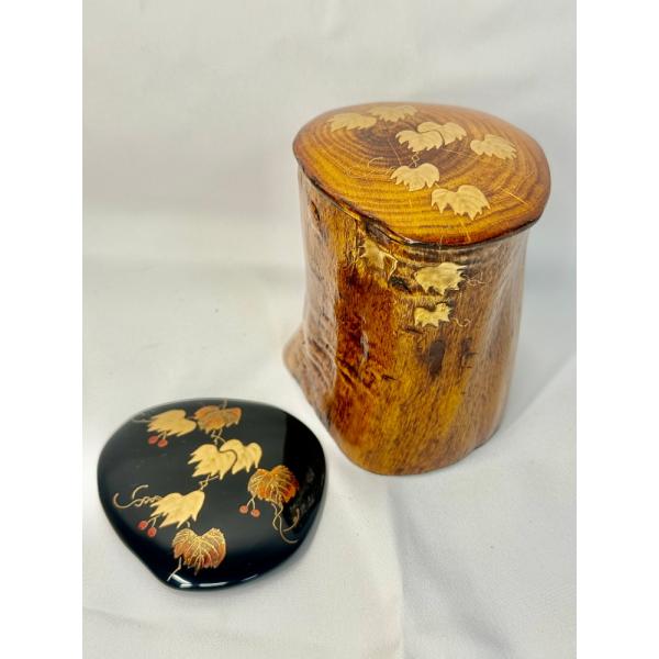 松雲作の蔦金輪寺茶器です 木目を生かした味わい深い胴に金蒔絵で蔦の図が描かれています 共木の蓋に加え黒塗りの豪華な替蓋が付属しており その日の取り合わせによって二通りの表情を楽しめる贅沢な仕様です 内部は黒塗りで仕上げられています 経年保管...