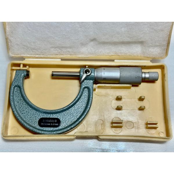 ミツトヨ（Mitutoyo）の標準外側マイクロメーター「No.103-138（M110-50）」です。測定範囲は25-50mm、最小読取値は0.01mmとなります。本体に使用感やスレは見受けられますが、測定器としてまだまだお使いいただけるU...