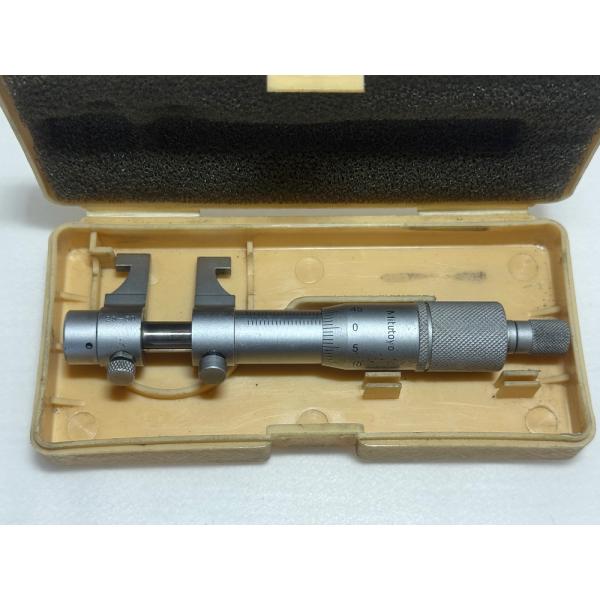ミツトヨ（Mitutoyo）のキャリパー形内側マイクロメーター「No.145-186（IMP-50）」です。測定範囲は25-50mm、最小読取値は0.01mmとなります。穴の直径や内側の溝幅などの精密測定に使用する専門的な測定器です。本体の...