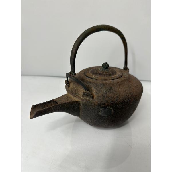 酒器用　鉄器　鉄瓶　年代・種類等不明　補修跡あり古すぎるため全体にサビが出ています　現状品ですので画像でよくご確認してくださいサイズ　高さ（蓋つまみまで）：約100mm (取手まで）：約160mm 蓋径：約60mm幅：約130mm  注ぎ口...