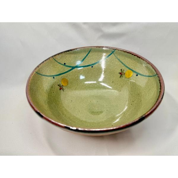 夏の茶道具、和香作の平茶碗「蛍」です。 涼しげな緑色の釉薬に美しい貫入（ひび模様）が入り、夜に舞う蛍と草花が描かれた風情ある一品。口が広く浅い形状はお茶の熱を逃がすため、暑い季節の茶会やお稽古に最適です。【サイズ】口径約14cm 高さ約5....