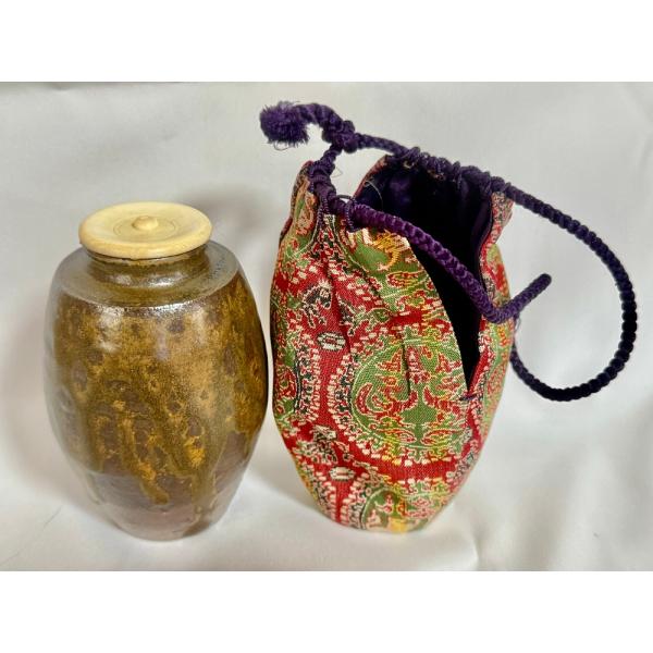 丹波焼、関谷造の茶入です。 深みのある釉薬と土味が調和した、趣のある佇まいが魅力。 華やかな柄の仕覆（しふく）と共箱がセットになっており、本格的な茶道具としてお楽しみいただけます。【サイズ】高さ約9.7cm 胴径約6.3cm 【状態】経年保...