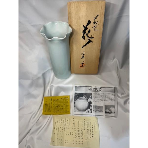 砥部焼の作家 正月窯 高橋正月作の白磁花入です 砥部焼特有の厚みのある白磁に ほんのりと青みがかった透明感のある釉薬が美しい作品です 口元が波打つ優雅な造形で 花を活けずに飾っても静謐な存在感があります 未使用の経年在庫品として保管されてお...