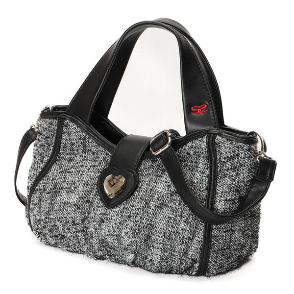 ブラックのツイードが大人なハンドバッグ♪ハートのビジュがポイントです！ショルダーもついているので2ＷＡＹで使用できます♪■カラー／ブラック■素材／ポリエステル・ポリウレタン■開口タイプ／ファスナー・マグネット式■ポケット／（内側）ファスナー...