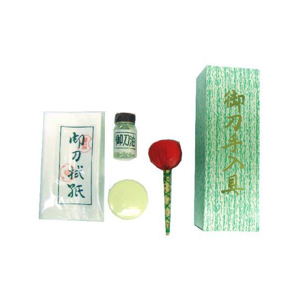 居合刀・模造刀などの本格的お手入れができます。手入れ具一式の中身　拭紙　（油用、打ち粉用）　刀剣油（丁子油）　プラスチックケース（油布を入れたり・打ち粉（赤いポンポン）立てに）　打粉（赤いぽんぽん）箱のサイズ　縦17.2×横6×高5.3cm...