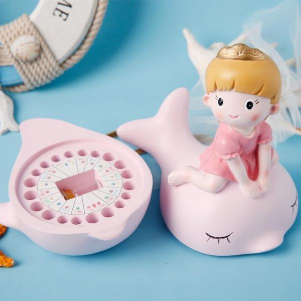 【特徴】◆乳歯が抜けた記念を残す一品。お子様の大事な記念日を形に残しましょう。◆お子様の乳歯20本すべて収納可能。へその緒やうぶ毛も収納可能。歯を入れる穴は歯の並びに対応しているのでどこの歯が抜けたのか、いつ抜けたのかがが一目瞭然！◆記録表...