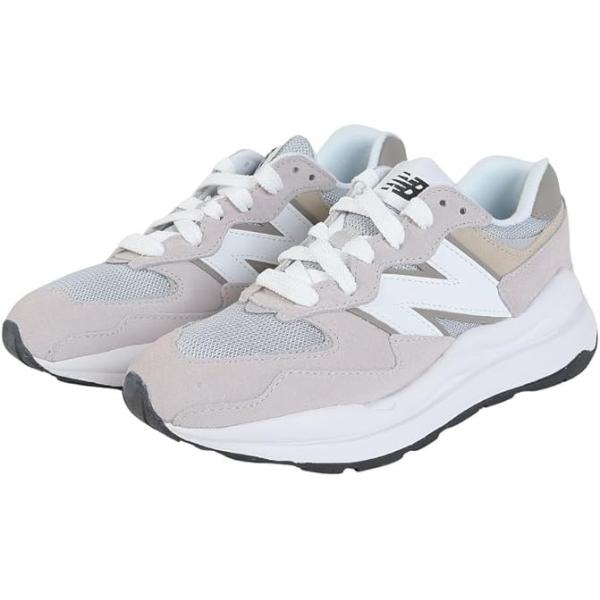 ニューバランス574をモダナイズしたモデル 57/401988年に登場したオフロードシューズの576のDNAを引き継ぎ登場したアイコニックモデルの574を、90年代の流線的なイメージにモダナイズした「57/40」上質なスエード/レザーアッパ...