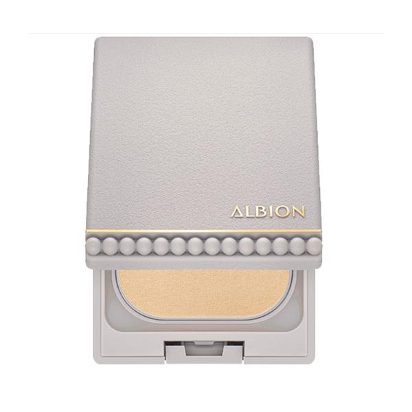 【発売日：2023年08月18日】つけた瞬間、立体感ひきたつ。緻密でしっとり湿度感のある美肌へ。隙のない緻密な膜が立体感と湿度を感じさせるツヤ質感をあたえるパウダーファンデーションです。しっとりなめらかにのび広がり吸いつくようにフィット。塗...