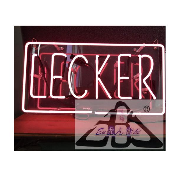 【デザイン特徴】「LECKER（レッカー）」はドイツ語で「美味しい」という意味。モダンな英字フォントをピンクのガラスネオンでシンプルに強調した、洗練された印象のネオンサインです。文字を囲う長方形のフレームも含めて発光することで、視認性が高く...