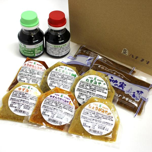 「しょうゆ実」の他に、ハナブサ醤油伝統の製法で造られた「別製しょうゆ」、「だししょうゆ」、ご飯の友としてこれまた人気の「おかずみそ」をセットにしました。ご自宅用はもちろん、ご贈答にも最適です。【ご飯のお供セットA内容】●しょうゆの実（115...