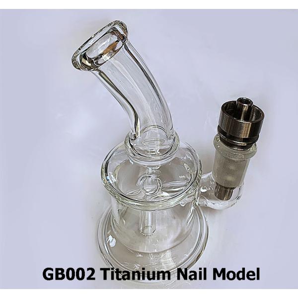 スタンドタイプの4.5インチ・ガラスボング■大型のボングに採用される厚みのあるヘビーウエイトガラスを採用しハーブでもワックスでも使用できる。バブラーのように片手でホールドし指で背面のラッシュホールを開閉しエアの調整を行う。■ボングのインプッ...