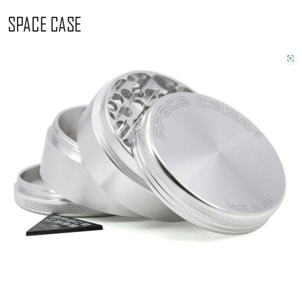 ■Color:Black ■Brand:Space case〓 ■Materail:Quality Aluminum ■Size:63mm 4part そのブレードの形状からダイヤモンド・カッターと呼ばれる ブレードの切れ味も鋭く、 スパイ...