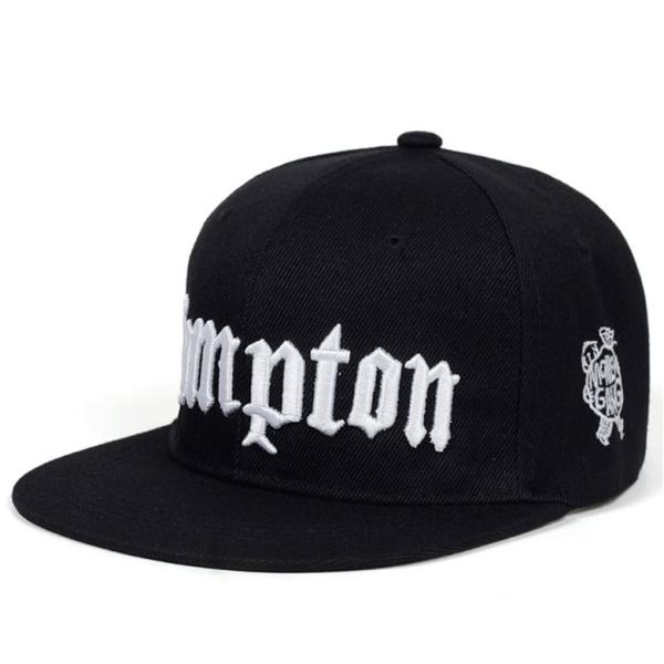 1986年にアメリカのカリフォルニア州コンプトンで結成された伝説のヒップホップグループN.W.ANiggaz Wit Attitudes（主張する黒人たち）のリーダーEAZY-Eといえばコンプトンのロゴ入りスナップバックこれを買う方にはこれ...