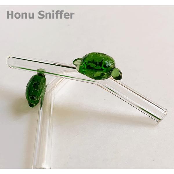 HONUのパイレックス ガラス スニッファーは、定番のガラス製スナッファーにハワイのホヌをあしらった特別なアイテムです。ホヌは「幸せを運ぶ生き物」や「海の守り神の象徴」として知られ、そのデザインがスニッファーに施されています。美しいガラスの...