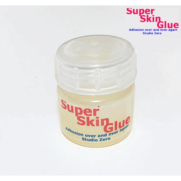 特殊メイク用の強力な肌用接着剤 [スーパースキングルー]どれだけ強力か画像でご覧ください！■商品説明1.使い方は一般のグルー同様対象物接着面と肌側接着面にグルーを薄く塗り10〜20秒程度空気にさらした後対象物を肌に張り付けてください2.同じ...