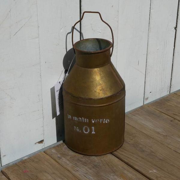 アンティーク風のミルク缶を模したブリキの缶です。色違い、サイズ違いは別販売しています。水抜き穴は開いておりません。サイズは、直径11cm×高さ19cmです。 2