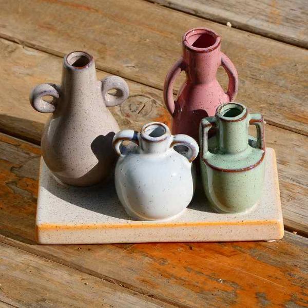 長方形のベースに壺型の小さい一輪挿しが4個並んだ陶器の花瓶です。花を生けても、オブジェやペン立てとしても楽しめます。 サイズは幅14cm、奥行き7.5cm、高さ110cmです。 他のサイズ違い、デザイン違いは別に販売中です。合わせてご検討下...