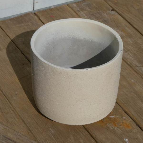 モノクロカラーのザラついた質感のシンプルでおしゃれなセメントポットです。水抜き穴あいています。サイズは直径15cm、高さは13cmです。 2