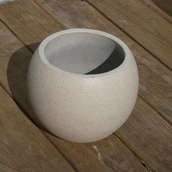 丸いフォルムが可愛いポットです。モノクロカラーのザラついた質感のシンプルでおしゃれなセメントポットです。水抜き穴あいています。サイズは直径15cm、高さは12.5cmです。 2
