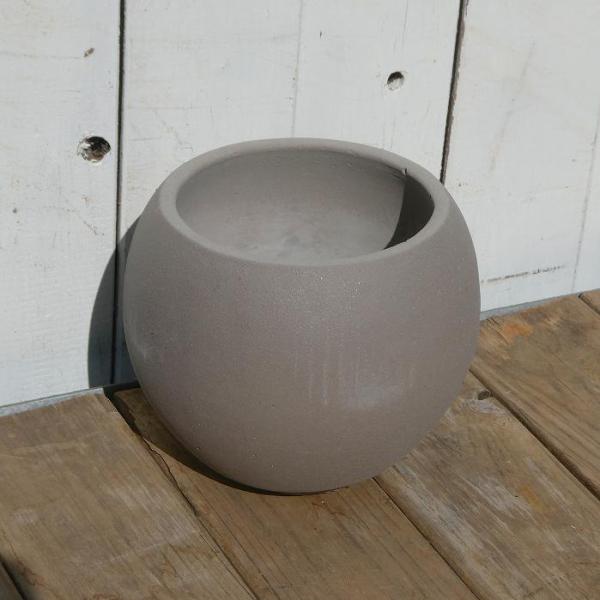 丸いフォルムが可愛いポットです。モノクロカラーのザラついた質感のシンプルでおしゃれなセメントポットです。水抜き穴あいています。サイズは直径15cm、高さは12.5cmです。 2