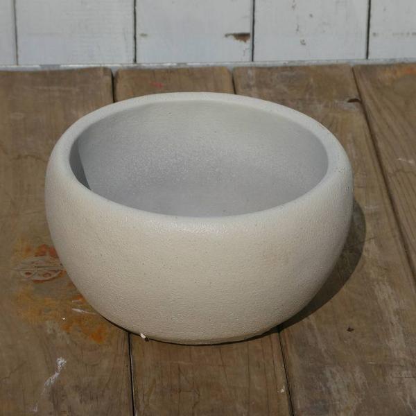 丸いフォルムが可愛いポットです。モノクロカラーのザラついた質感のシンプルでおしゃれなセメントポットです。水抜き穴あいています。サイズは直径17cm、高さは10cmです。 2