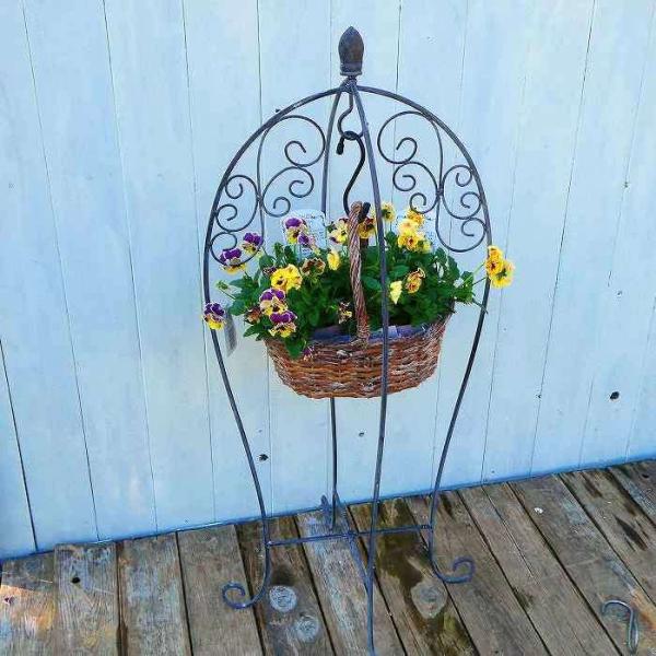 ※写真の植物は含まれておりません。 アンティーク風のハンギングスタンドです。小ぶりなのでベランダでもご利用しやすいサイズです。サイズは、直径35cm、高さ74cmです。 2