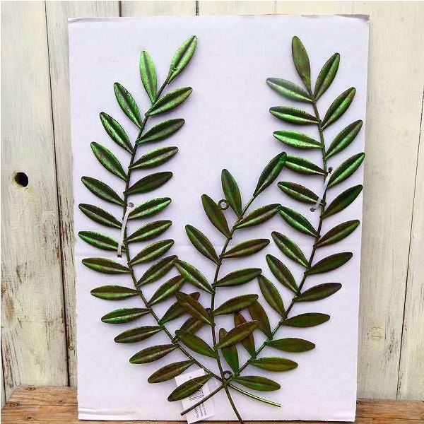 シンプルなグリーンのブーケをかたどったアイアン製の壁掛け飾りです。鈍い輝きのグリーンの色合いです。室内、屋外どちらでもご使用頂けます。 サイズは幅32cm、高さ46cmです。 2