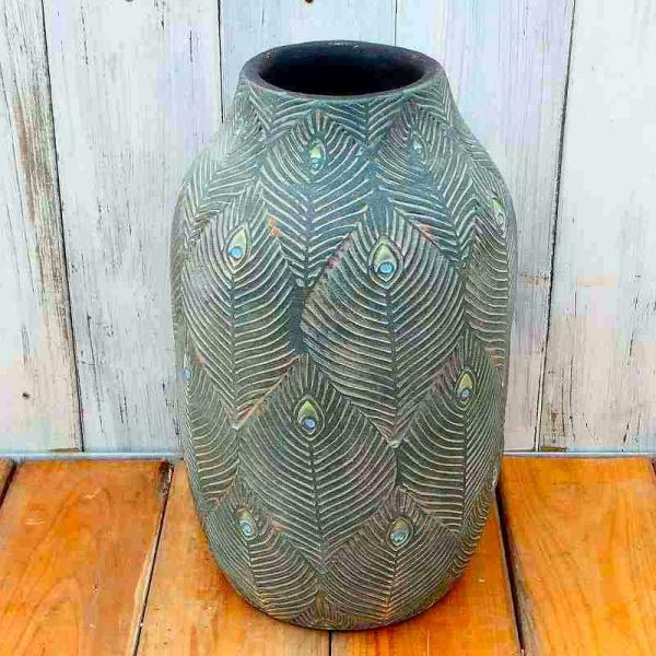 重量感のあるフラワーベースです。孔雀の羽根模様ハンドメイドの温もりある味わいがあります。シンプルすぎず程よく主張するデザインなので、お部屋のインテリアでポイントにもなり、お花の存在感をより際立たせてくれます。 サイズは直径15cm、高さ25...