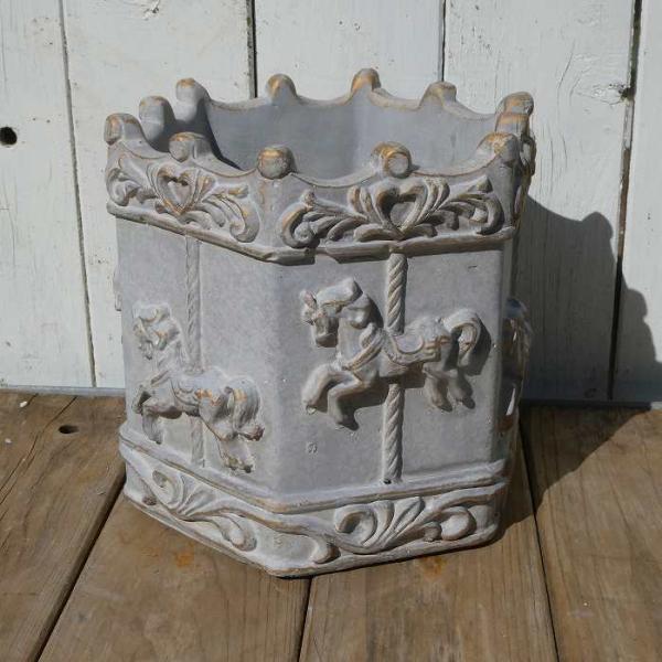 ヘキサゴン型（六角形）のアンティーク風のポットです。メリーゴラウンドのレリーフが全体に入っております。色味が控えめで植物が引き立ちます。 サイズは、直径17cm 、高さ15.5cmです。素材はセメントです。 2