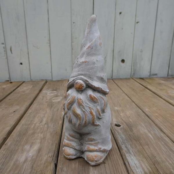とんがり帽子のドワーフの置物です。屋内はもちろん屋外でも飾って頂けます。お庭の風景に溶け込む色合い、デザインです。花壇や寄せ植えのアクセントにもお勧めです。 サイズは、高さ18.5cmです。素材はセメントです。 2