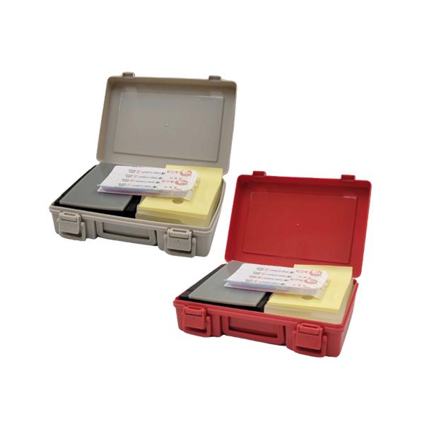 刺入感覚を養うために●刺鍼の技術の習得と、刺鍼部位の状態を探る感覚を養うための練習器です。●人体の組織を想定した4硬度のゲルに刺すことで刺入感覚を習得します。●蓋を開ければ直ぐに練習できるコンパクト設計です。