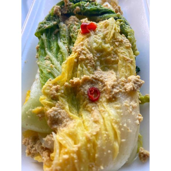 保存料を一切使っていないため、古漬けは長期保存できるように塩分は高めになっています。塩辛い、酸っぱすぎると感じた場合は、水に浸して味の調整をしてください。和歌山県産の白菜を長期間糠漬けにし、熟成させた古漬けになります。添加物は一切使わず、漬...