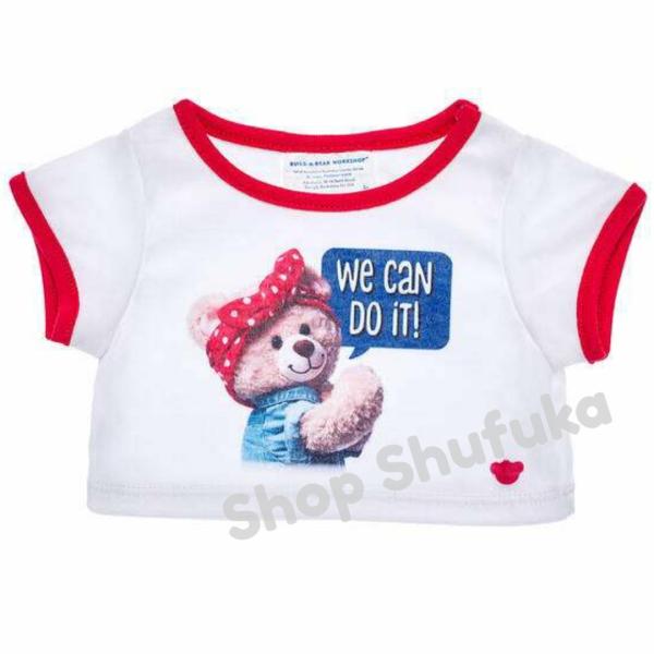 ☆ビルドアベアのWe can do it!ロゴ入りぬいぐるみ用半袖Tシャツです☆☆新品正規品、アメリカ国内で購入しています☆☆ビルドアベアの商品は現在日本では販売されておりません。アメリカ限定の商品です。プレゼントなどにも喜ばれると思います...