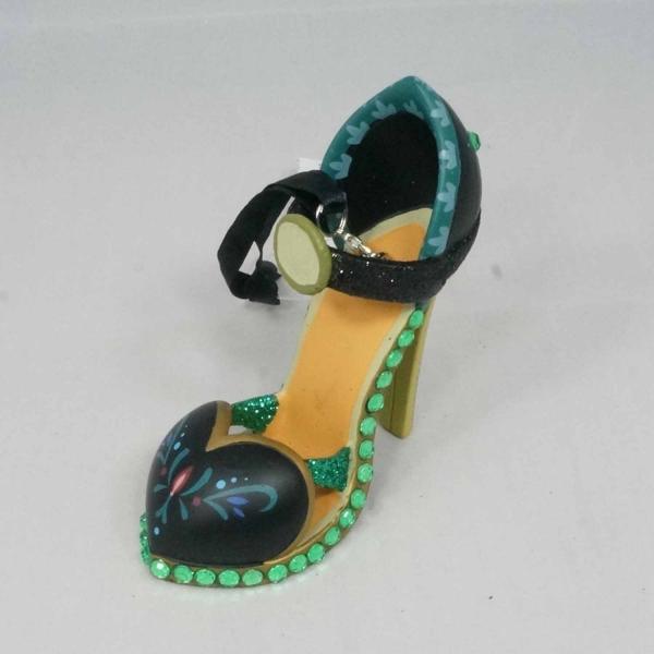 ★アナと雪の女王のキャラクターをモチーフにデザインされたアナの靴形のオーナメント★☆繊細なデティールがとても素敵なお品です☆☆靴の裏にはキャラクター、アーティストのサイン入り♪取り外しが出来るサテンのストラップ付き繊細なデティールがとても素...