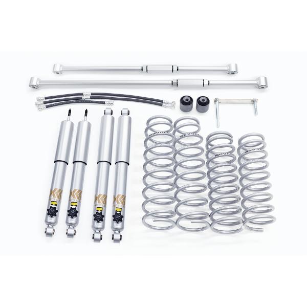 チタン配合材を使用したヘタリ保証付きのコイルスプリングと減衰力調整式の高性能ダンパー、さらにリフトアップによるずれを補整するラテラルロッド、アシストキットをまとめたコンプリートセット。年式2025.04-適応ALL商品内容 フロントコイルス...