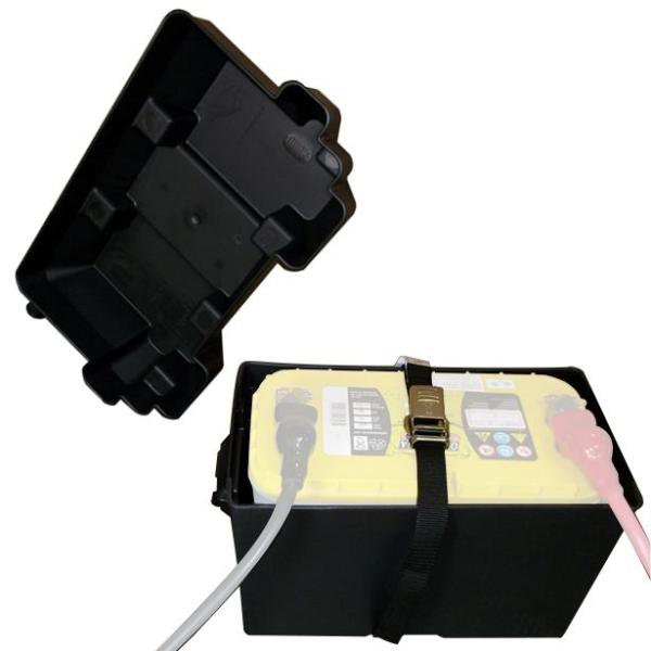 ●真鍮ターミナル付き（＋側，−側）●絶縁カバー付き（赤／黒）●固定用ワンタッチベルト付き　●防滴仕様