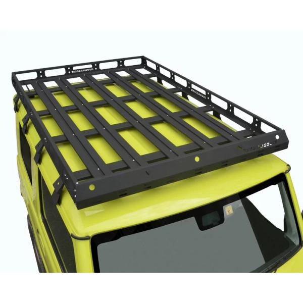 ジムニー史上最大のルーフキャリア　すべてがジムニー専用設計●キャリア内寸1,840×1,250×100mm。定尺のベニヤ板(1,820×1,250mm)が積めるプロ仕様。●ルーフレインドリップに8ヶ所のフットで堅牢に固定。フロアはプレート仕...