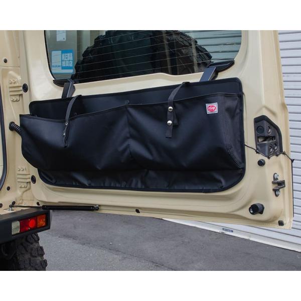 超便利!! バックドアに大型収納スペースを実現するナイロン製ポケット○小物、けん引ロープ、ファーストエイドキット、手袋、傘、長靴等、使用頻度の高い軽めのアイテムを収納可能な大型ポケットです。●ポケットはドアを開けて一番取り出しやすい位置にな...