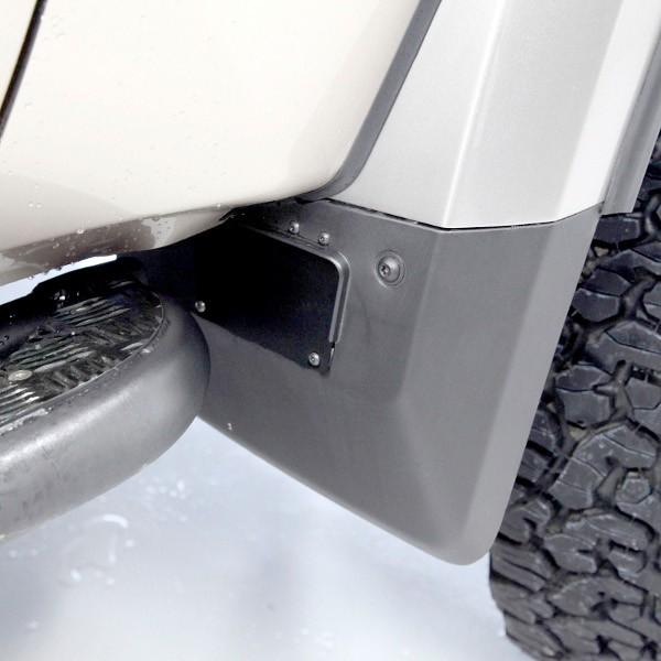 社外ステップに交換した時のフロントマッドフラップのステップ逃げ穴のカバー。取付けは要穴あけ。アルミ製ブラックアルマイト。