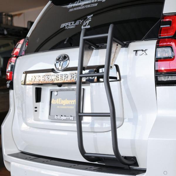 機能性はもちろん、カスタム要素も兼ね備えた拘りのリアラダーとなります。チタン製4x4Engineeringロゴ入りサイドプレートも付属となり真後ろからのスタイルはもちろん横から見た際のファッション性も魅力なリアラダーです！適合：ランドクルー...