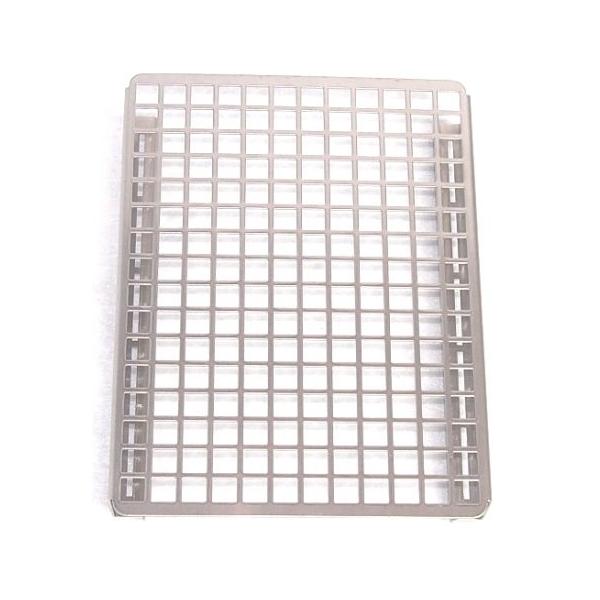 ステンレス板をプレスにより打ち抜きメッシュ状にしたプレート。錆びにくいステンレス304を使用。使用後は金属たわしでガシガシ洗えます。収納時はメッシュグリルに本体をスライドさせて入れることができます。材 料：0,8mm厚ステンレス重 量：約1...